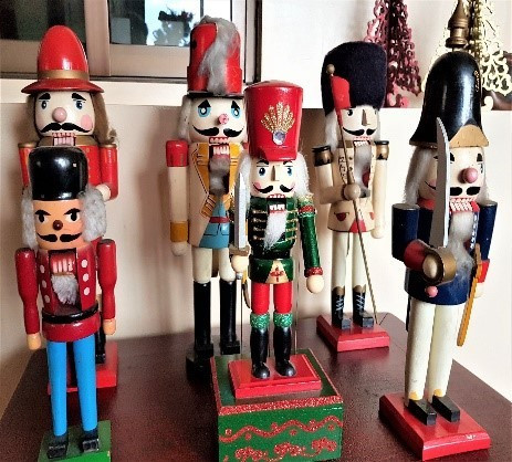 NUTCRACKER DOLLS