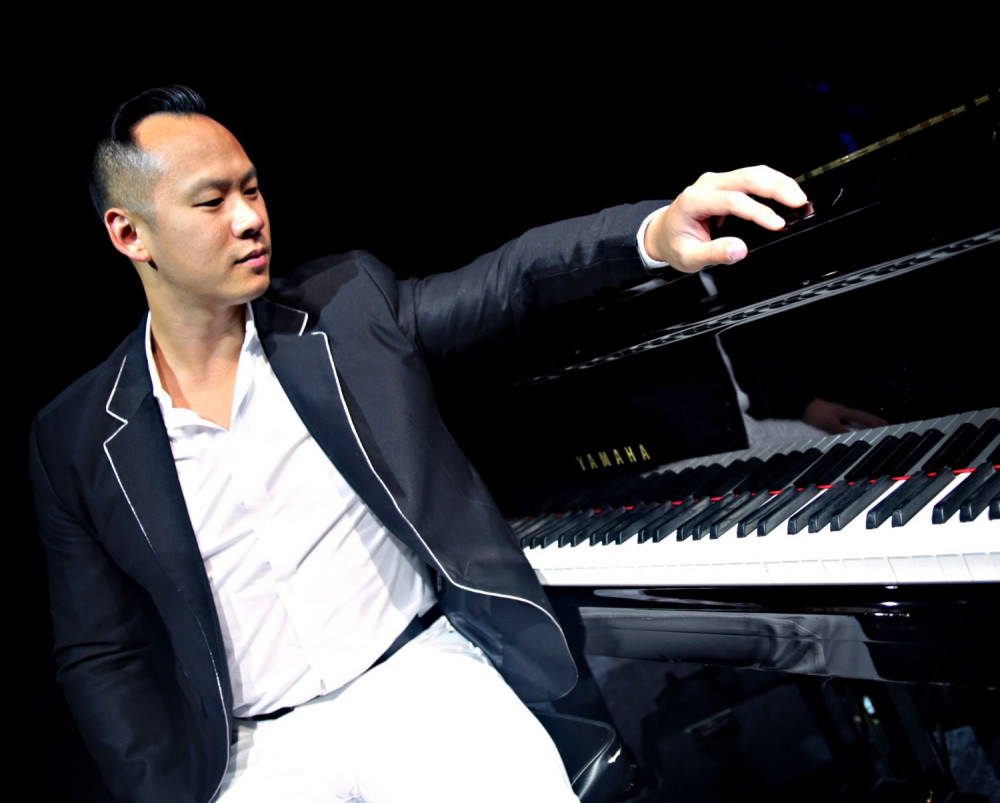 Jam the Piano-Man - Watch and Listen