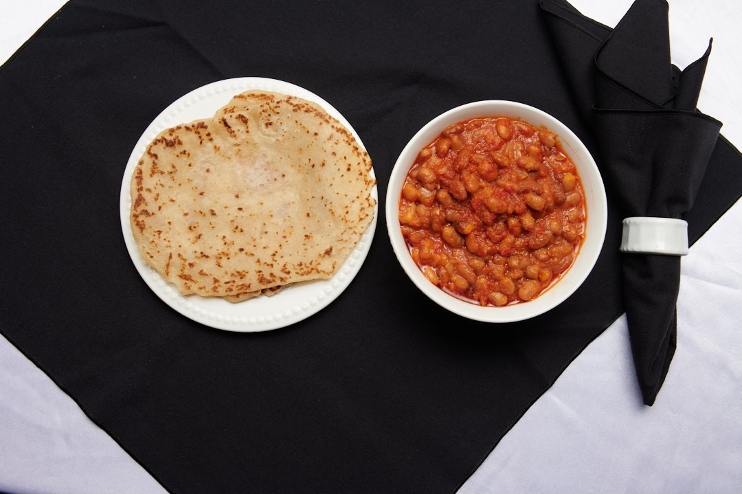 Chapati and beans (S: 10 ppl, B: 20 ppl)