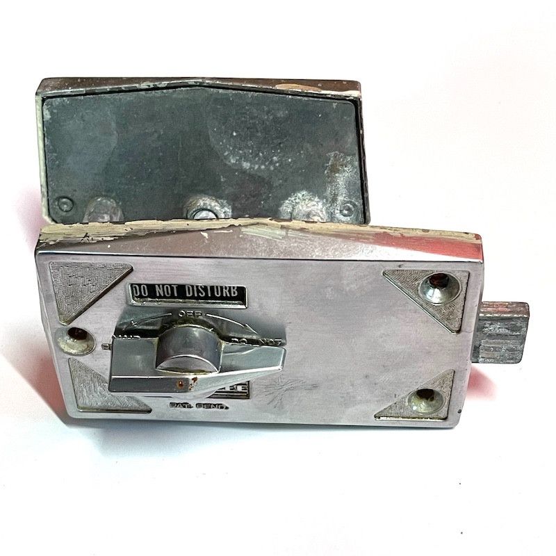 A-100 Pri-Va-Cee Do Not Disturb/Maid Requested Indicator Lock